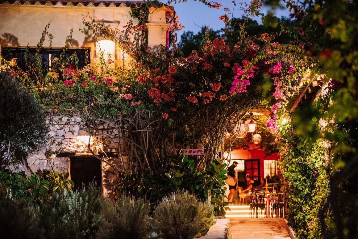Between secrets and stars: Pikes Ibiza, the hotel with a thousand tales ...